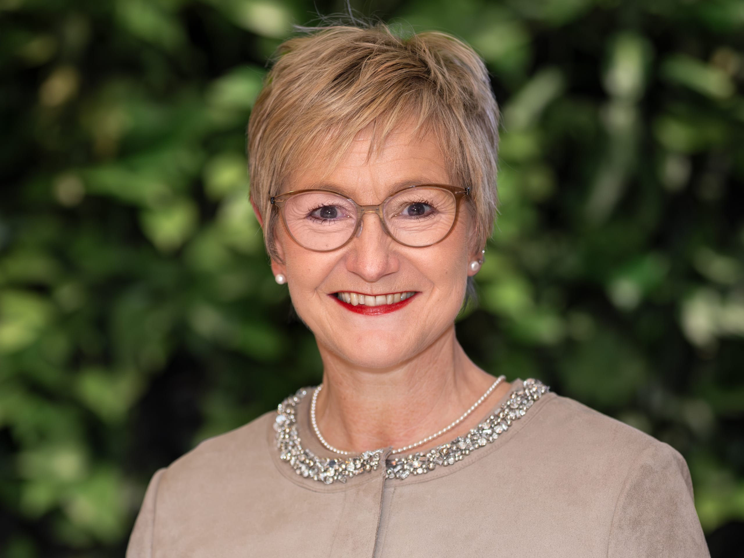 Die Female Transformers 2025 - Health&Care Management